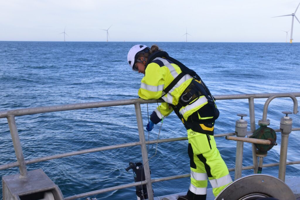 Water-exchange openings linked to distinct marine communities inside ...